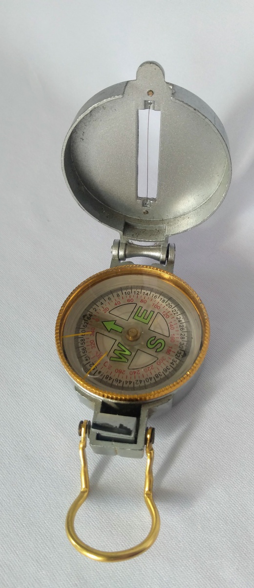 Bússola de bolso em metal prateado e bordas douradas. F