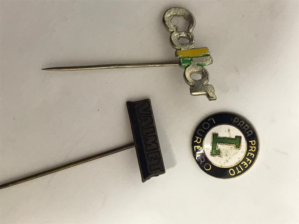 03 Pins sendo 01 Fernando Collor, 1 com emblega antigo