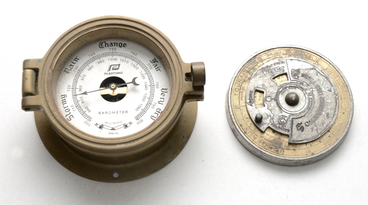 a) Barômetro em bronze dourado da marca "Plastimo&#
