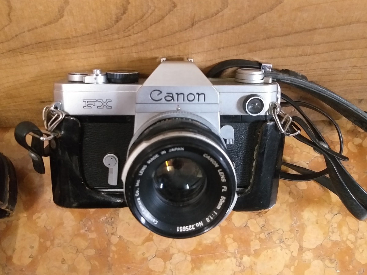 CANON - câmera fotográfica modelo CANON FX com lente 50