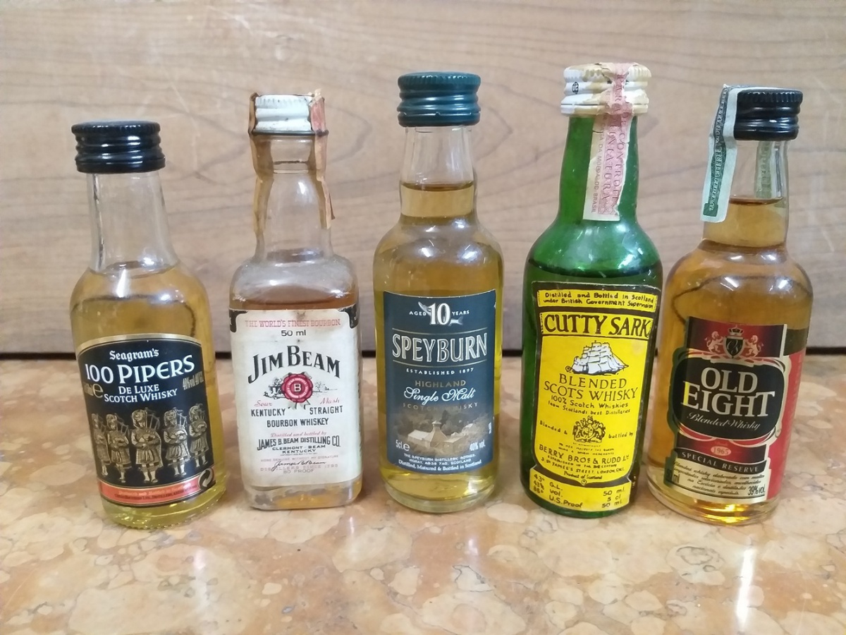 Whisky - lote com 5 unidades sendo Cutty Sark, !00 Pipe