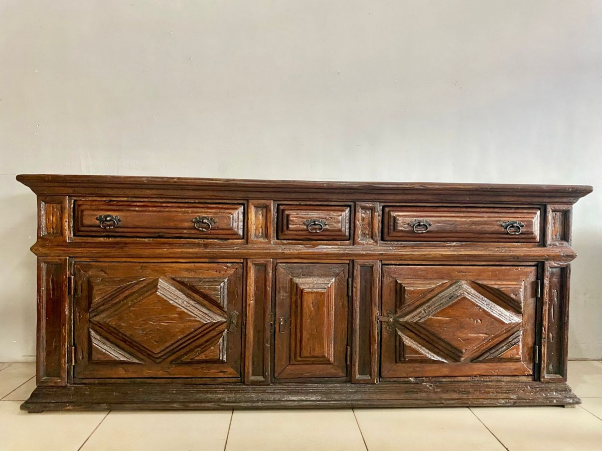 Elegante e antigo arcaz executado em vinhático, estilo