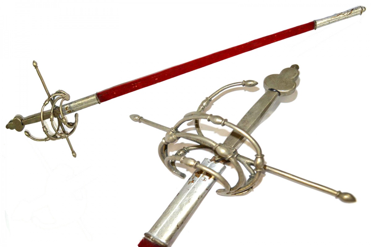 Antiga espada, tipo rapieira, em metal com acabamento e