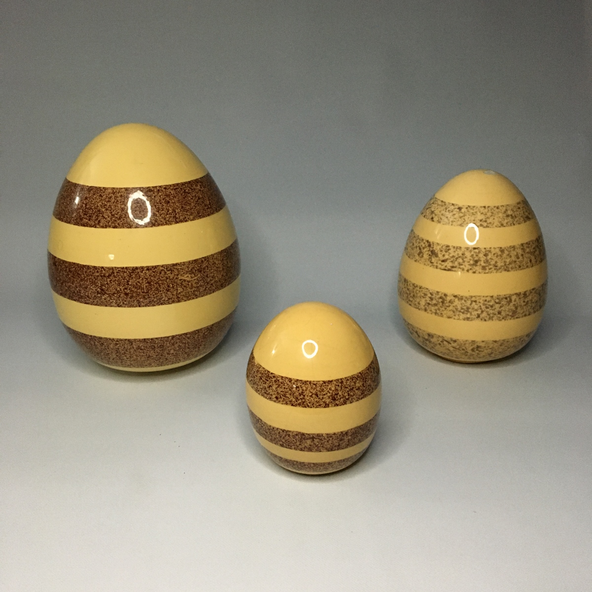 Conjunto com 3 grandes ovos em cerâmica esmaltada na co