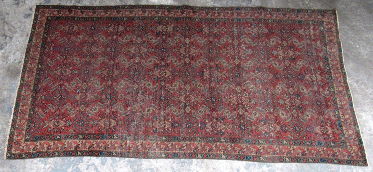 TAPETES - Um tapete turco feito a mão, com motivos geom