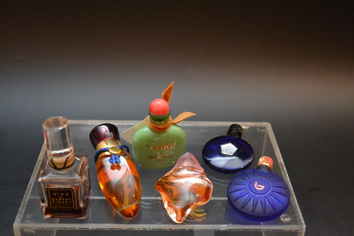 Lote composto por seis miniaturas de perfumes, sendo el