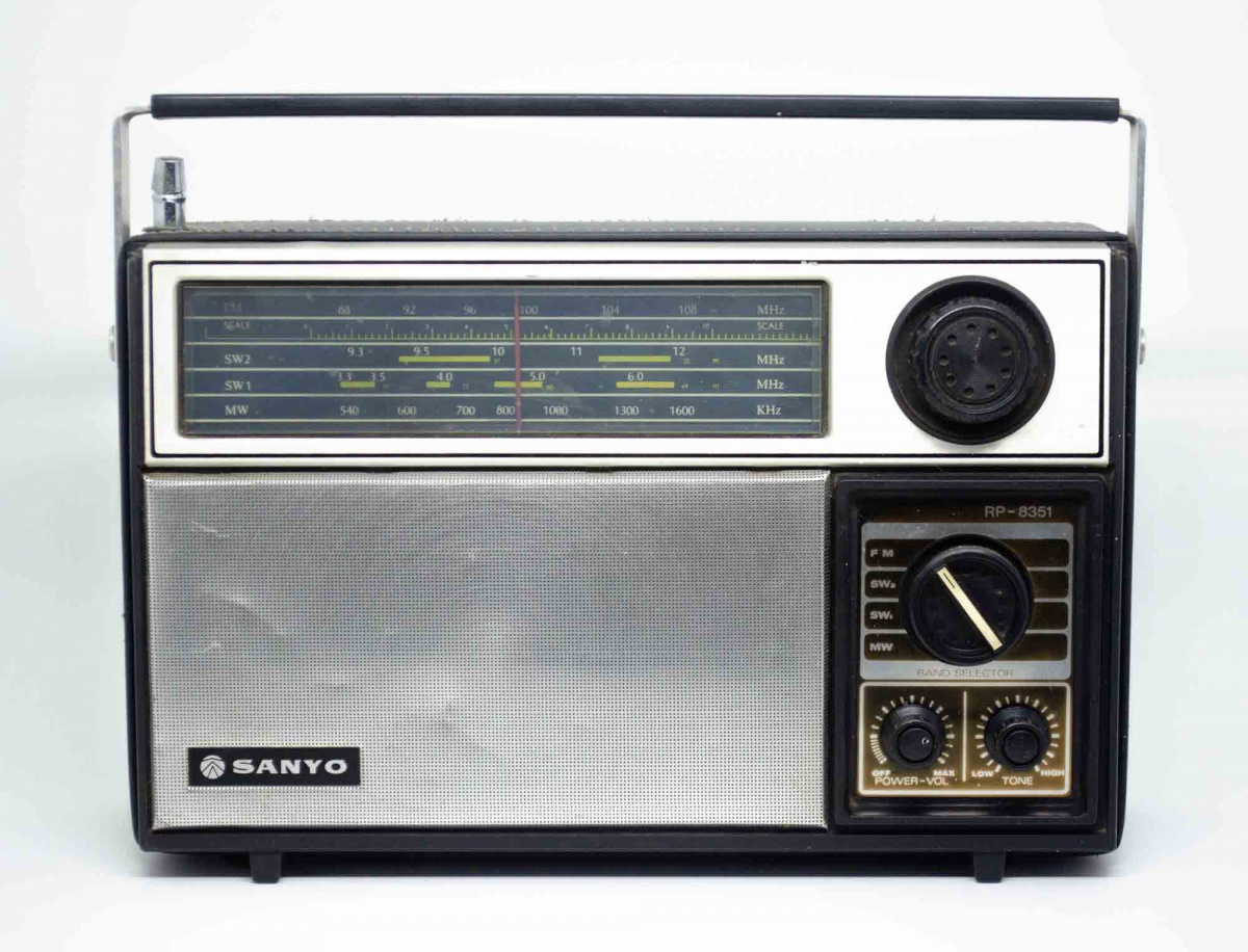 Rádio Sanyo RP 8351 - Funcionando, painel bem preservad