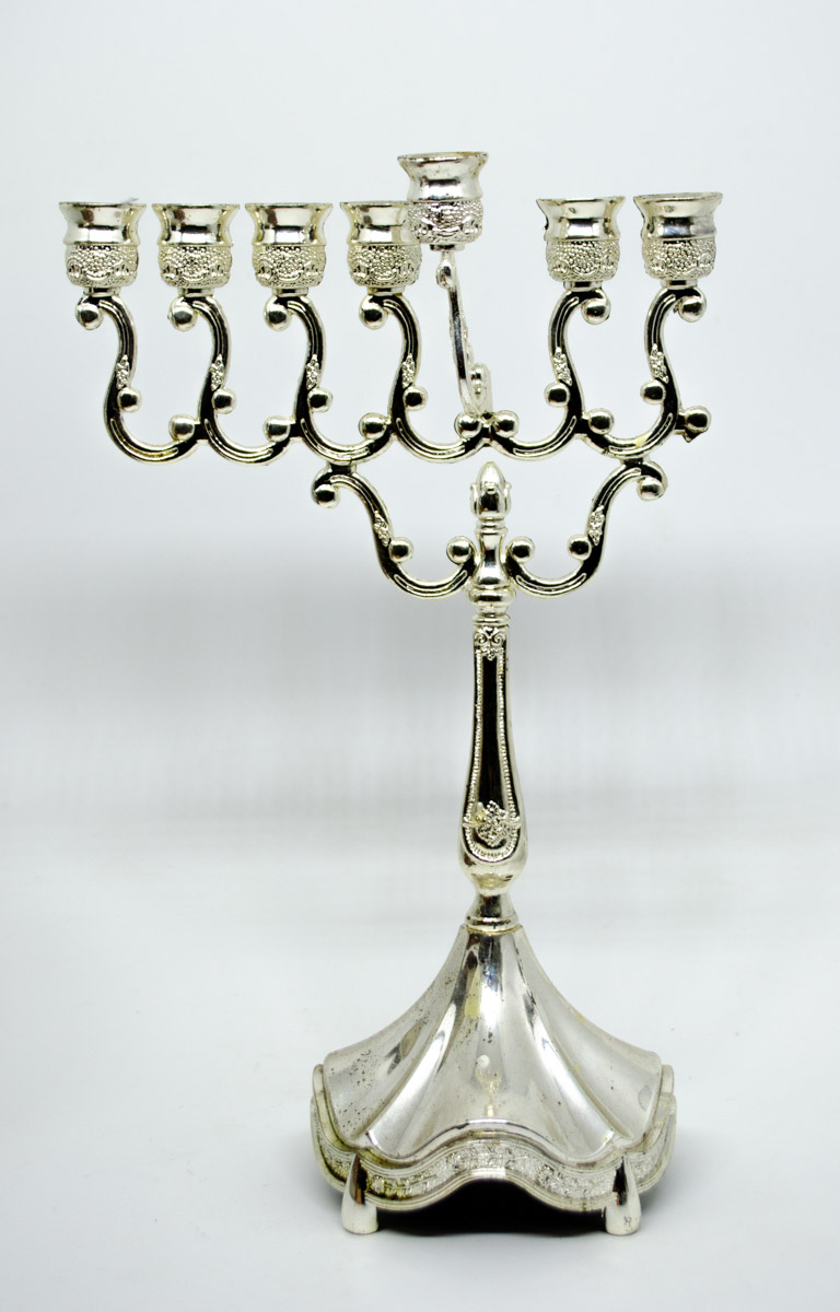 Castiçal candelabro para 07 velas em metal - Mede 27cm.