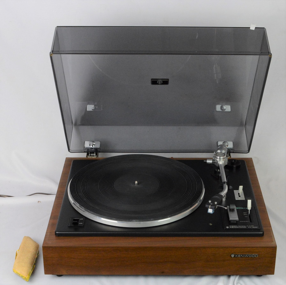 Toca discos Kenwood, modelo KP-3021