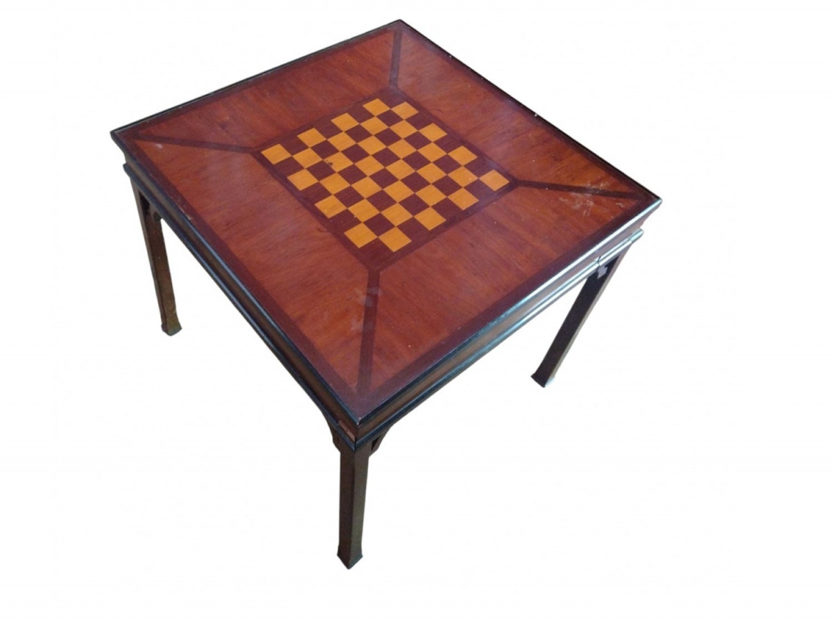 Mesa de jogos em madeira nobre, possui tampo removível