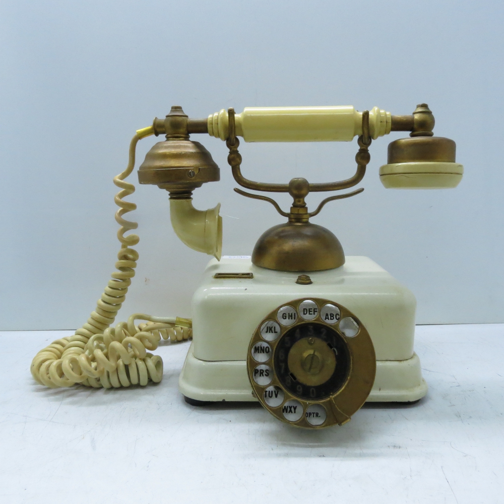 Telefone antigo em metal na tonalidade creme, made in J