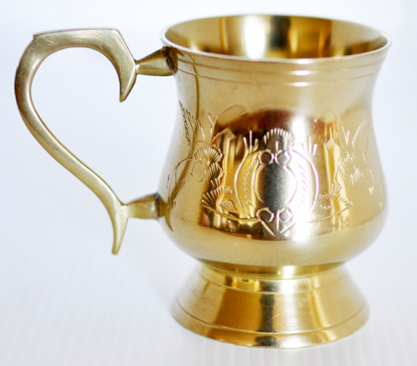 Mug em bronze dourado. Corpo lavrado com flores. 7,5 cm