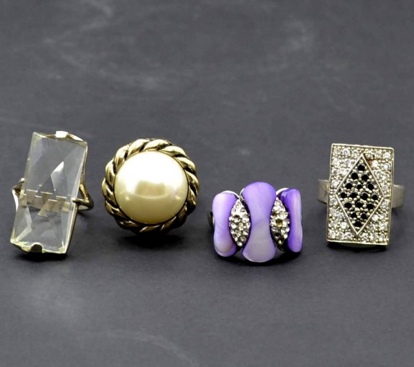 4 (Quatro) Anéis -Aros 19 e 20 - Dourado com Grande Pér