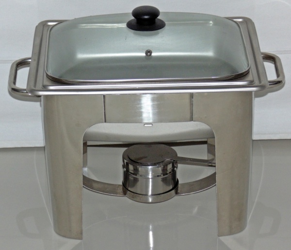 Rechaud em aço inox com tampa de vidro.