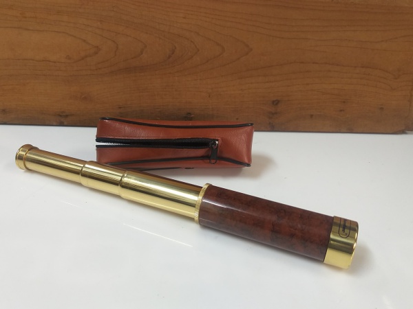 Luneta em metal dourado marca HUNTER em sua bolsa para