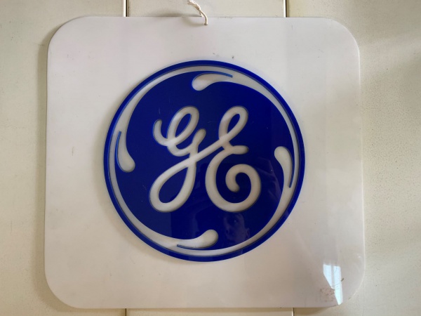 PLACA PROMOCIONAL GE - 37CM X 37 CM - PLÁSTICO DURO