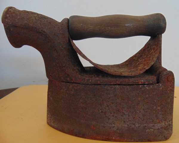 Antigo ferro de passar a brasa, em ferro- medindo 19 x
