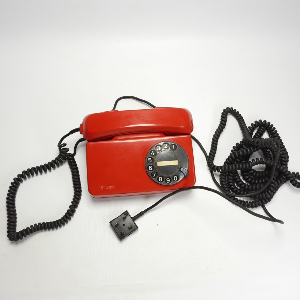 GRADIENTE - Antigo telefone fixo a disco na cor vermelh