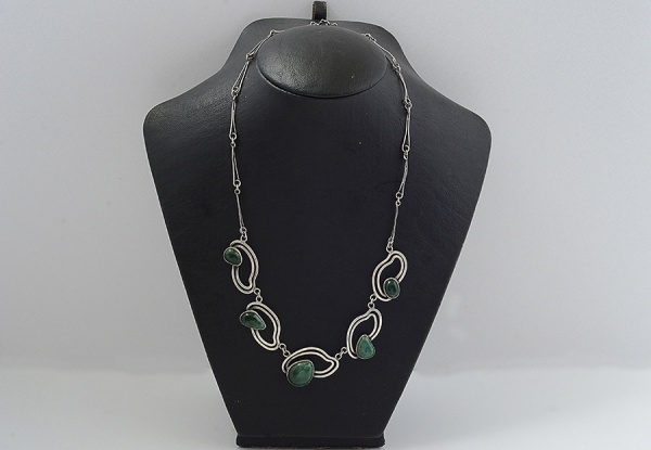 Colar de prata com elaboradas placas incrustadas de mal