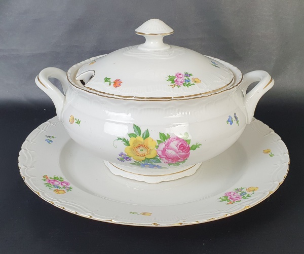 Elegante Saboneteira em porcelana, com escultura de dam