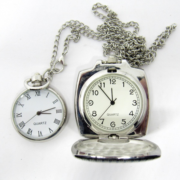 02 Relógios Quartz retrô na cor prateada - 01 deles com