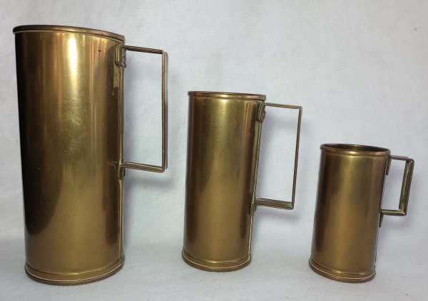 03 canecos em latão, com pintura na cor bronze. Maior m