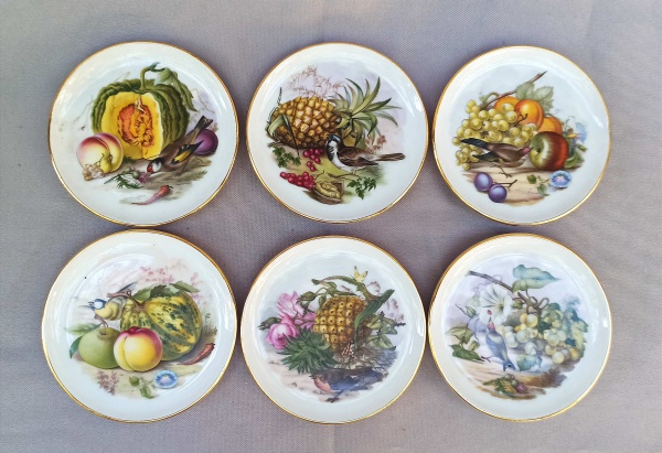 PORCELANA ALEMÃ, conjunto com seis (6) porta copos, orn