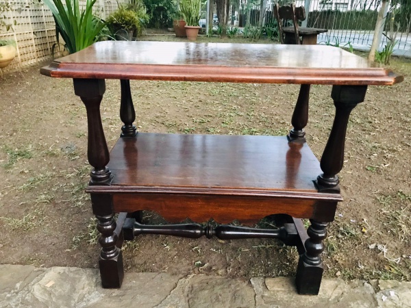 ANTIGA MESA AUXILIAR RETANGULAR EXECUTADA EM MADEIRA MA