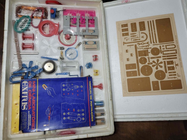 Brinquedo Antigo. Mini-Laboratório de Ciência Exitos