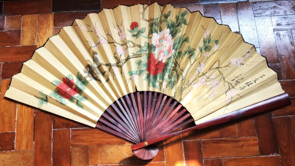 Lote composto por grande leque decorativo confeccionado