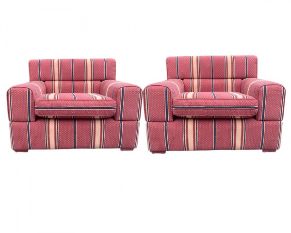 BELÍSSIMO CONJUNTO COM 2 CONFORTÁVEIS POLTRONAS ESTOFAD
