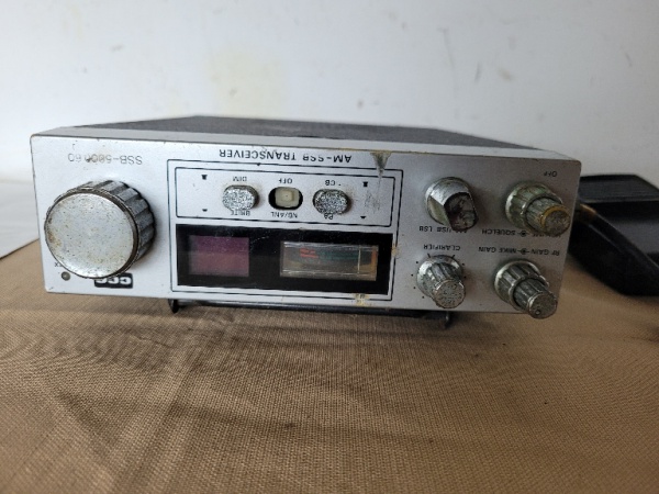 Radio amador CCE Model SSB-5000/60 no estado sem teste