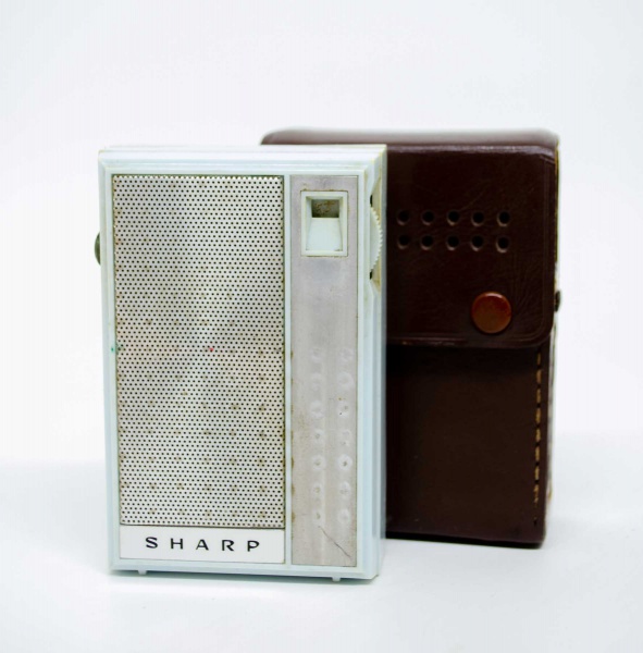 Rádio portátil Sharp - Japão - Em plástico na tonalidad