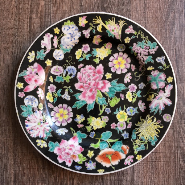 CHINA - Belíssimo prato de coleção em porcelana esmalta