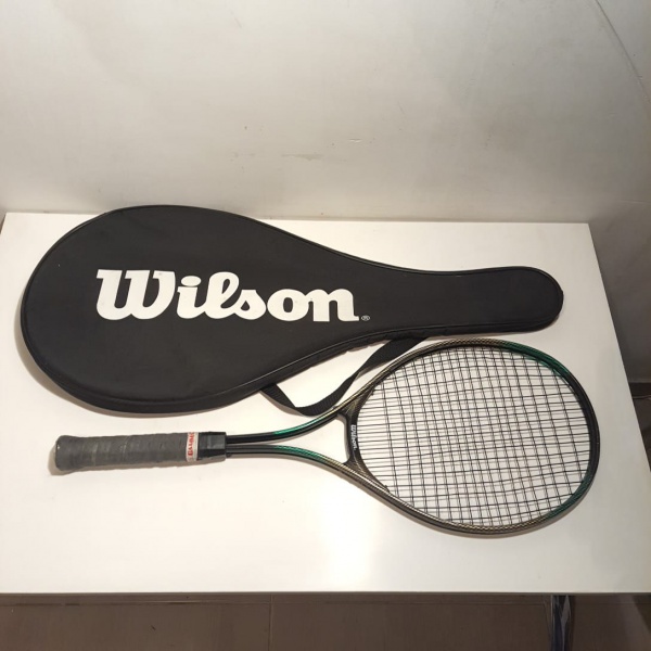 Raquete de tenis com case, marca Wilson, em bom estado