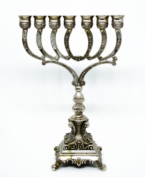 Castiçal candelabro para 07 velas em metal - Mede 27cm.