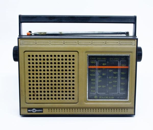 Rádio Motoradio 06 Faixas - Em tonalidade bege, botão d