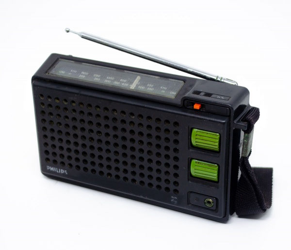 Rádio Philips Rl 150 - Com detalhes na cor verde, botão