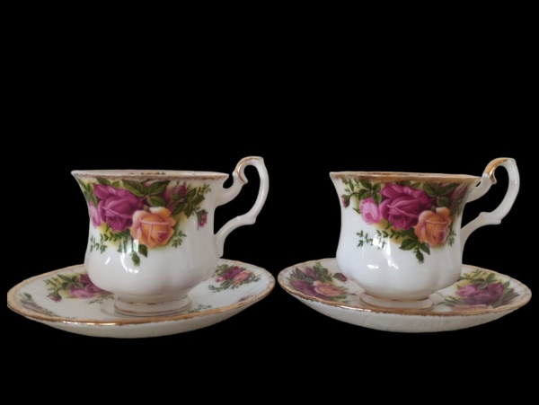 ROYAL ALBERT - Lindo par de xícaras porte médio para c