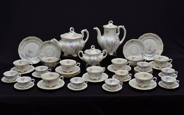 Magnifico aparelho de chá e café em porcelana polonesa,