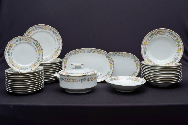 Magnifico aparelho de chá e café em porcelana polonesa,