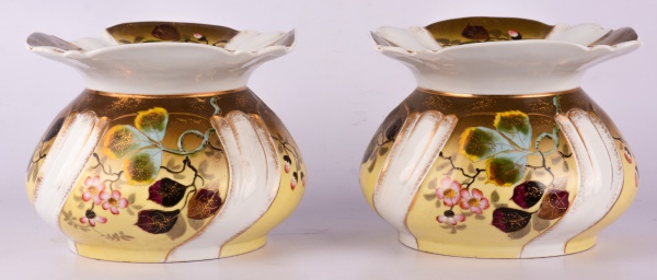 Par de decorativos e graciosos cachepot's em porcel