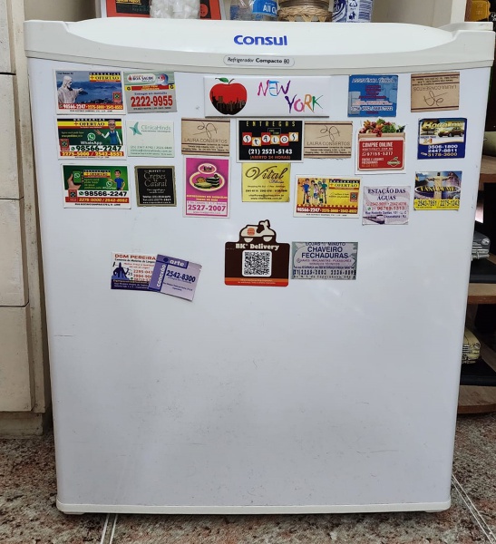 Frigobar Consul, refrigerador compacto 80 l, funcionando.