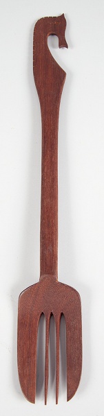 Garfo executado em madeira com pega finalizada em cabeç