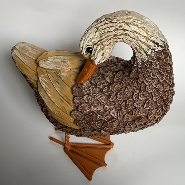 Escultura representando pata, ricamente policromada, pé