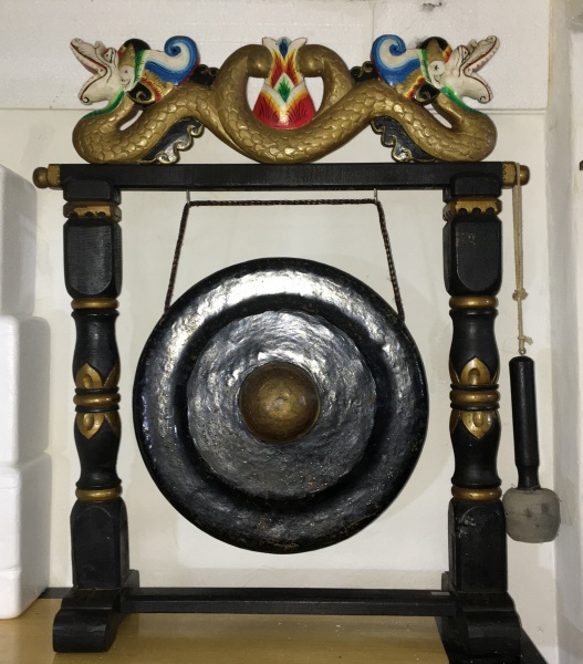 Antigo gongo Tibetano, lindo som, estrutura em madeira