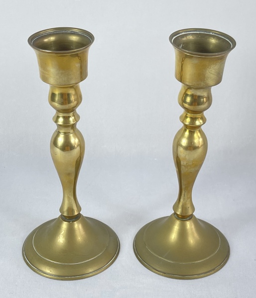 Par de castiçais em metal dourado. Alt: 22 cm.