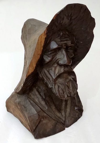 Escultura esculpida em madeira entalhada - 19x11x12 cm