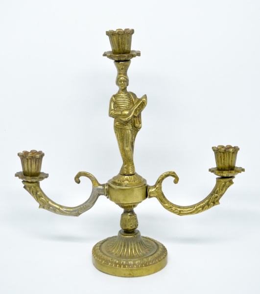 Castiçal candelabro em bronze decorado com figura femin