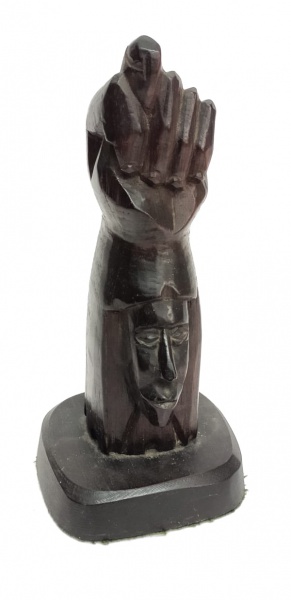 Escultura em madeira esculpida - 25x12x11 cm.